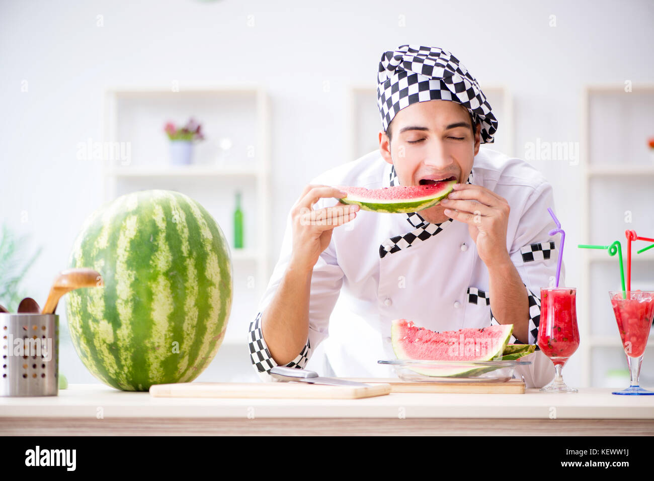 Professional chef cutting fresh watermelon hi-res stock photography and ...