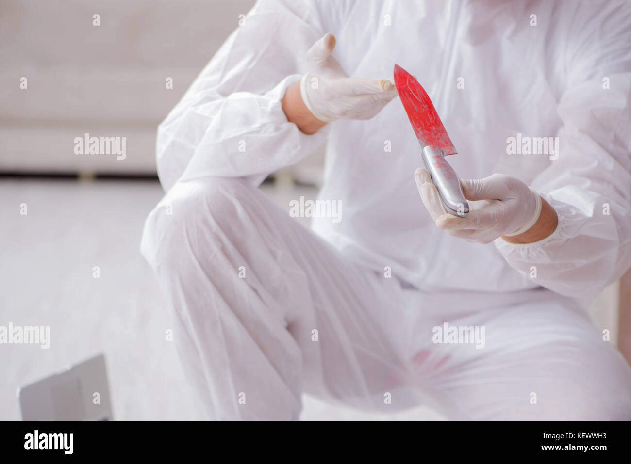 Forensic expert at crime scene doing investigation Stock Photo - Alamy