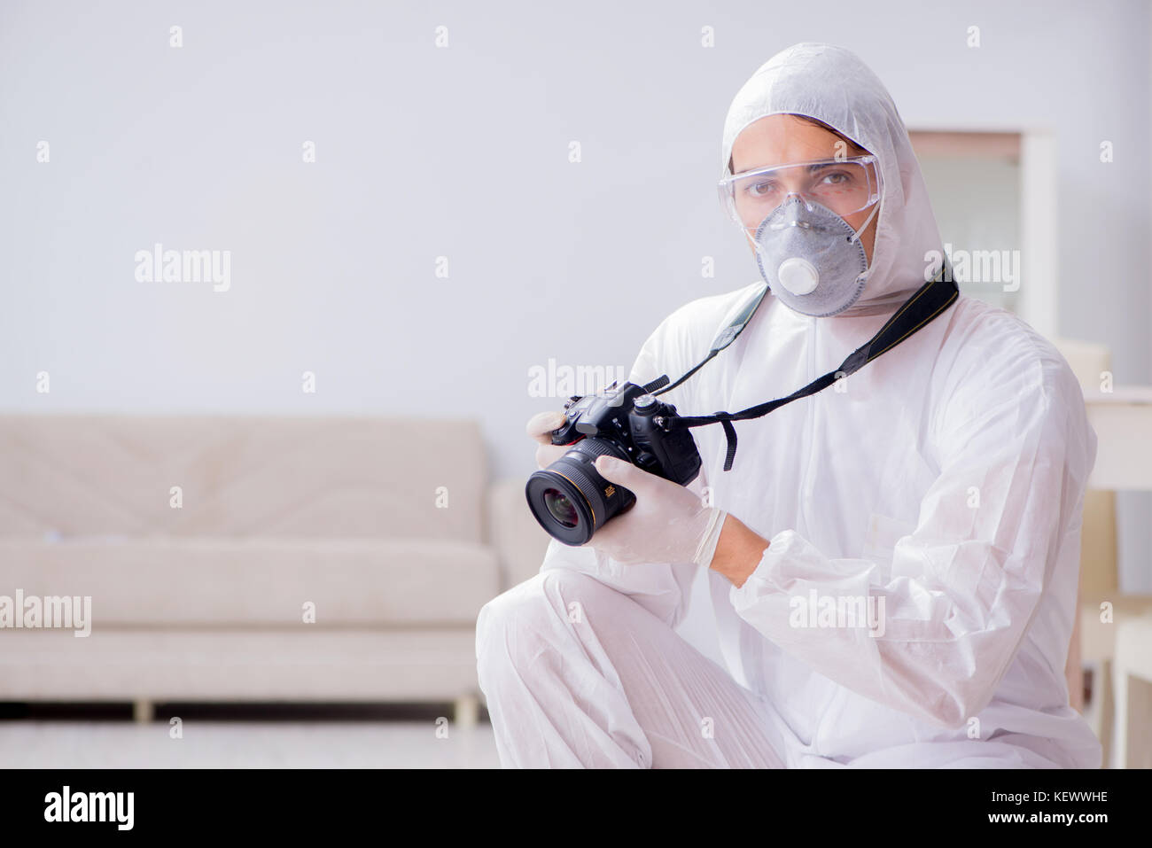 Forensic expert at crime scene doing investigation Stock Photo - Alamy