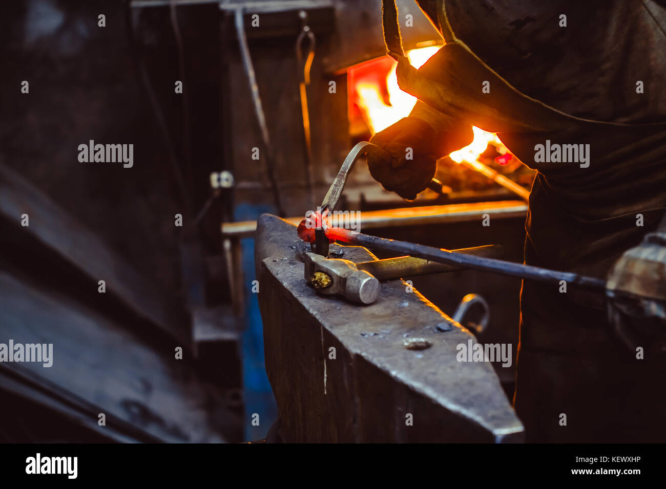 blacksmith working on an anvil Stock Photo - Alamy
