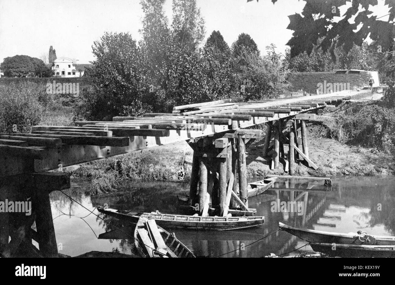 Bridge building, boat, wooden bridge Fortepan 73699 Stock Photo - Alamy