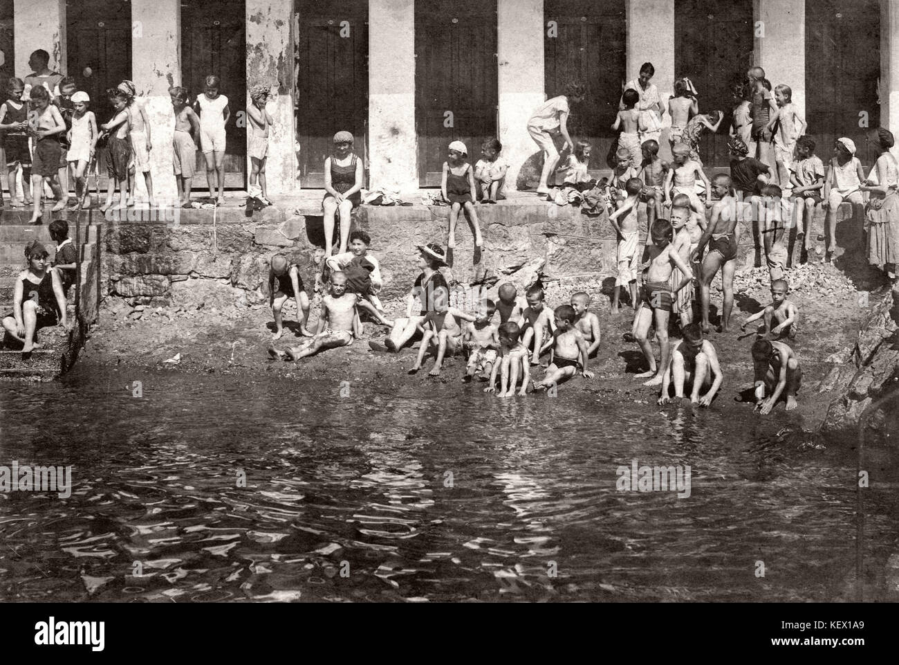 Vintage beach kids hi-res stock photography and images - Alamy