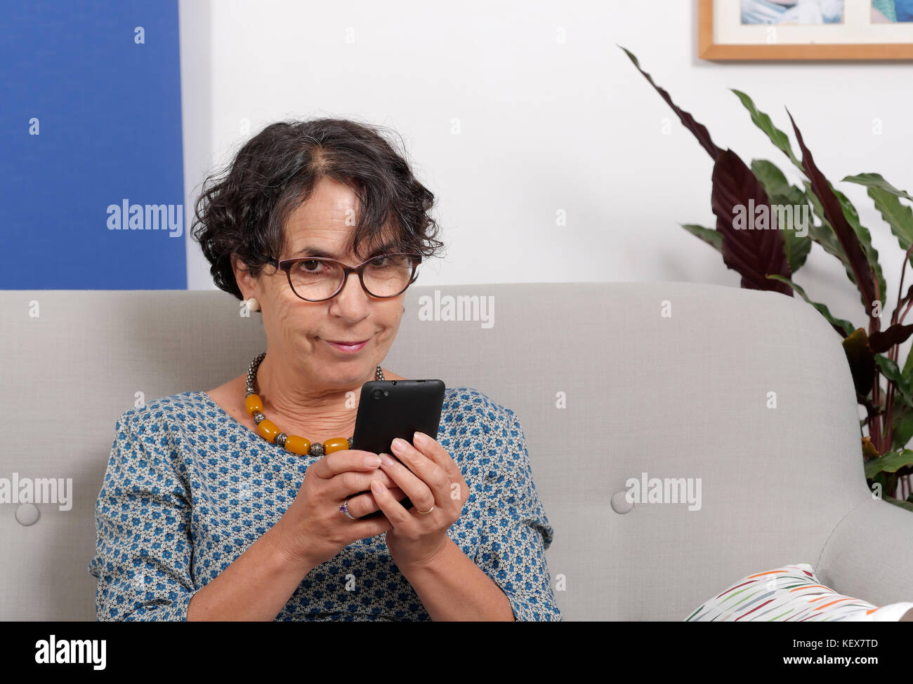 Portrait of a senior lady using app on her smartphone Stock Photo - Alamy