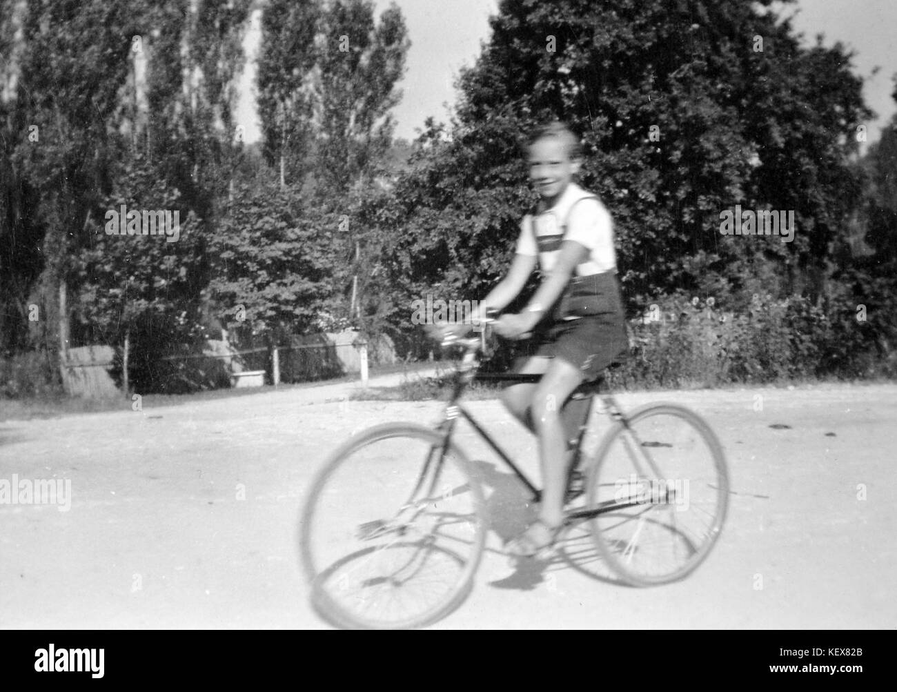 Early 1900s bicycle hi-res stock photography and images - Alamy
