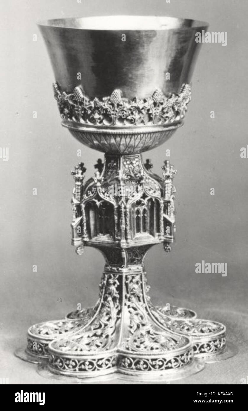 Church medieval chalice catholic hi-res stock photography and images ...