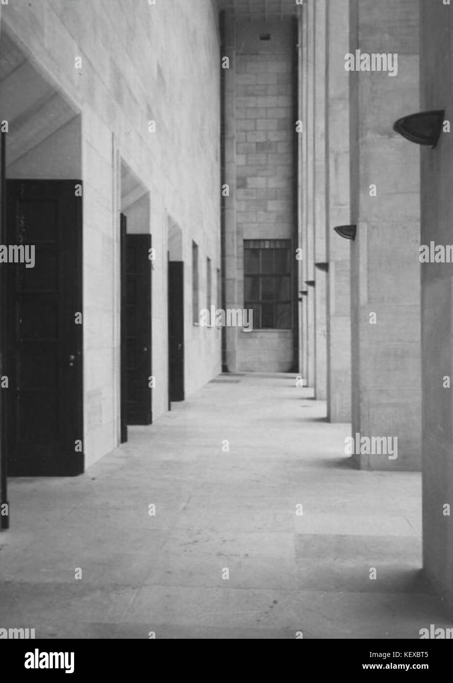 Historic building grand columns Black and White Stock Photos & Images ...
