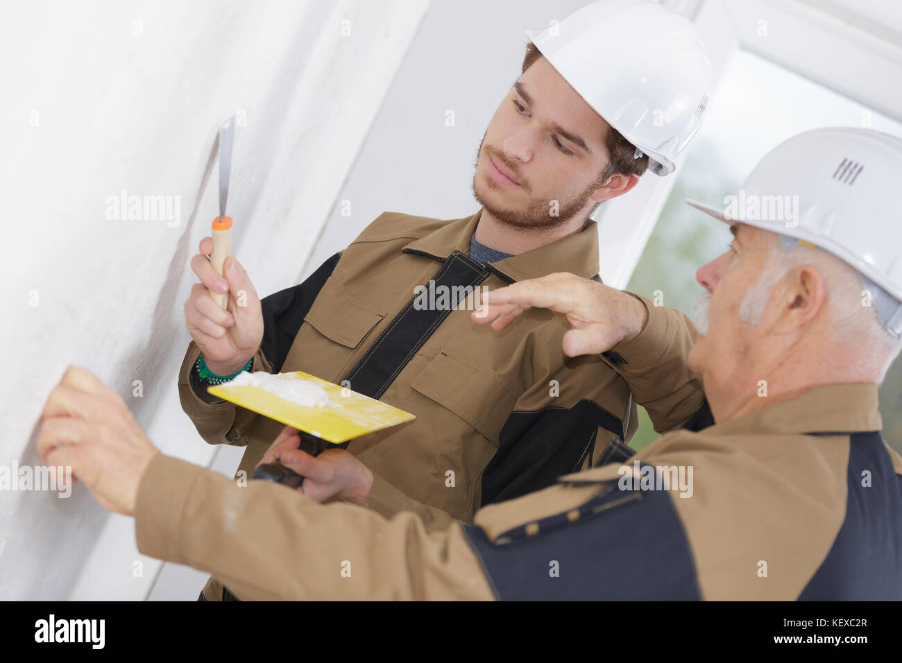 apprentice construction worker learning with instructor Stock Photo - Alamy