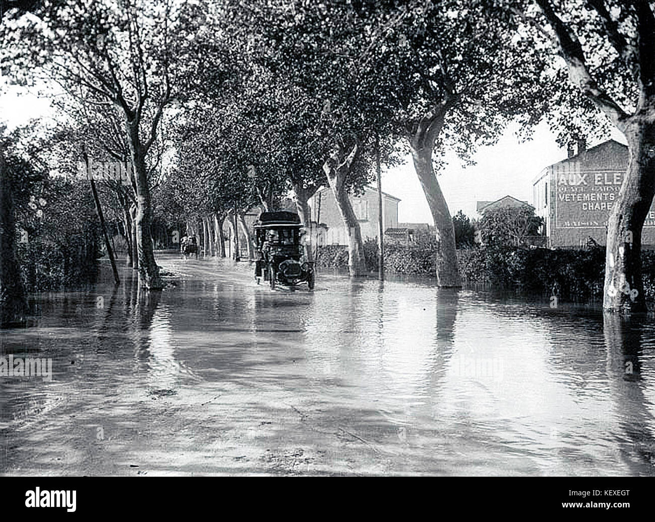 Avignon inondation 1907 Boulevard Saint Ruf Stock Photo - Alamy