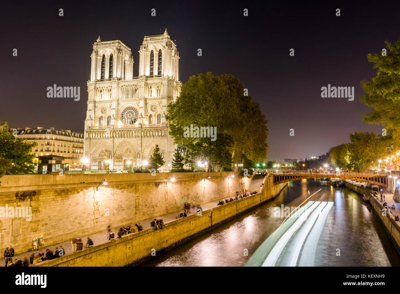 Night notre dame de paris hi-res stock photography and images - Alamy