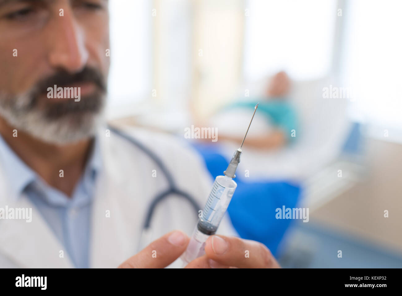 Doctor preparing injection Stock Photo - Alamy