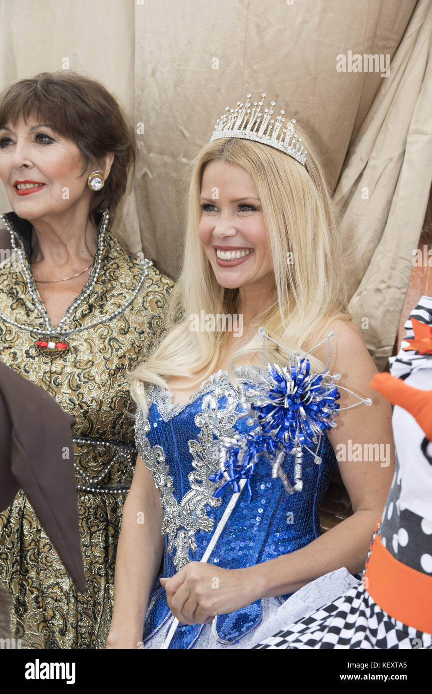 Actor simon grant hi-res stock photography and images - Alamy