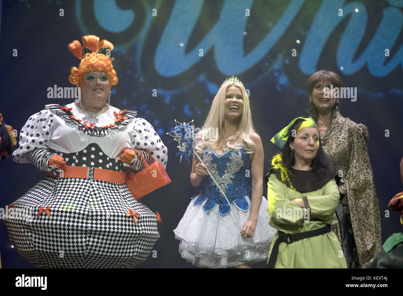 Actor simon grant hi-res stock photography and images - Alamy