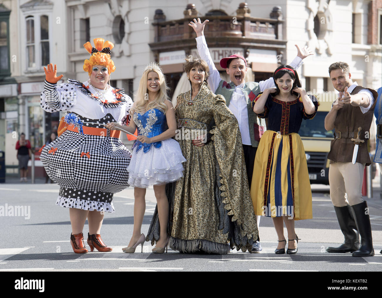 Actor simon grant hi-res stock photography and images - Alamy