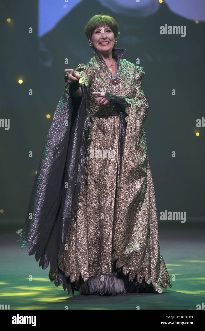 Actor simon grant hi-res stock photography and images - Alamy