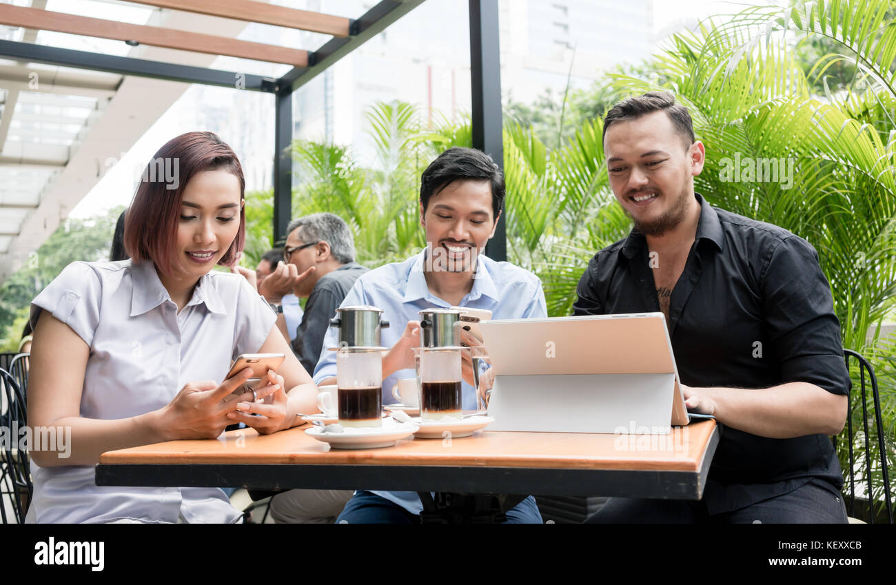 Devices browsing hi-res stock photography and images - Alamy