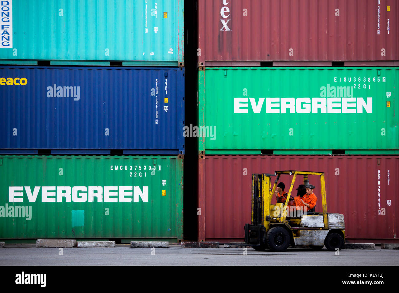 Shipping container port workers hi-res stock photography and images - Alamy