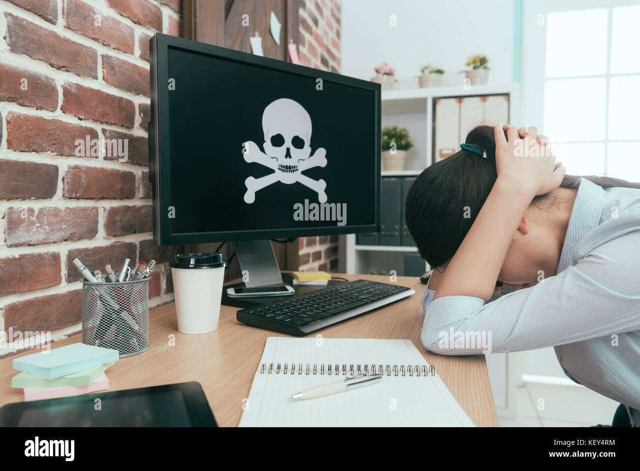 Woman crying computer hi-res stock photography and images - Alamy