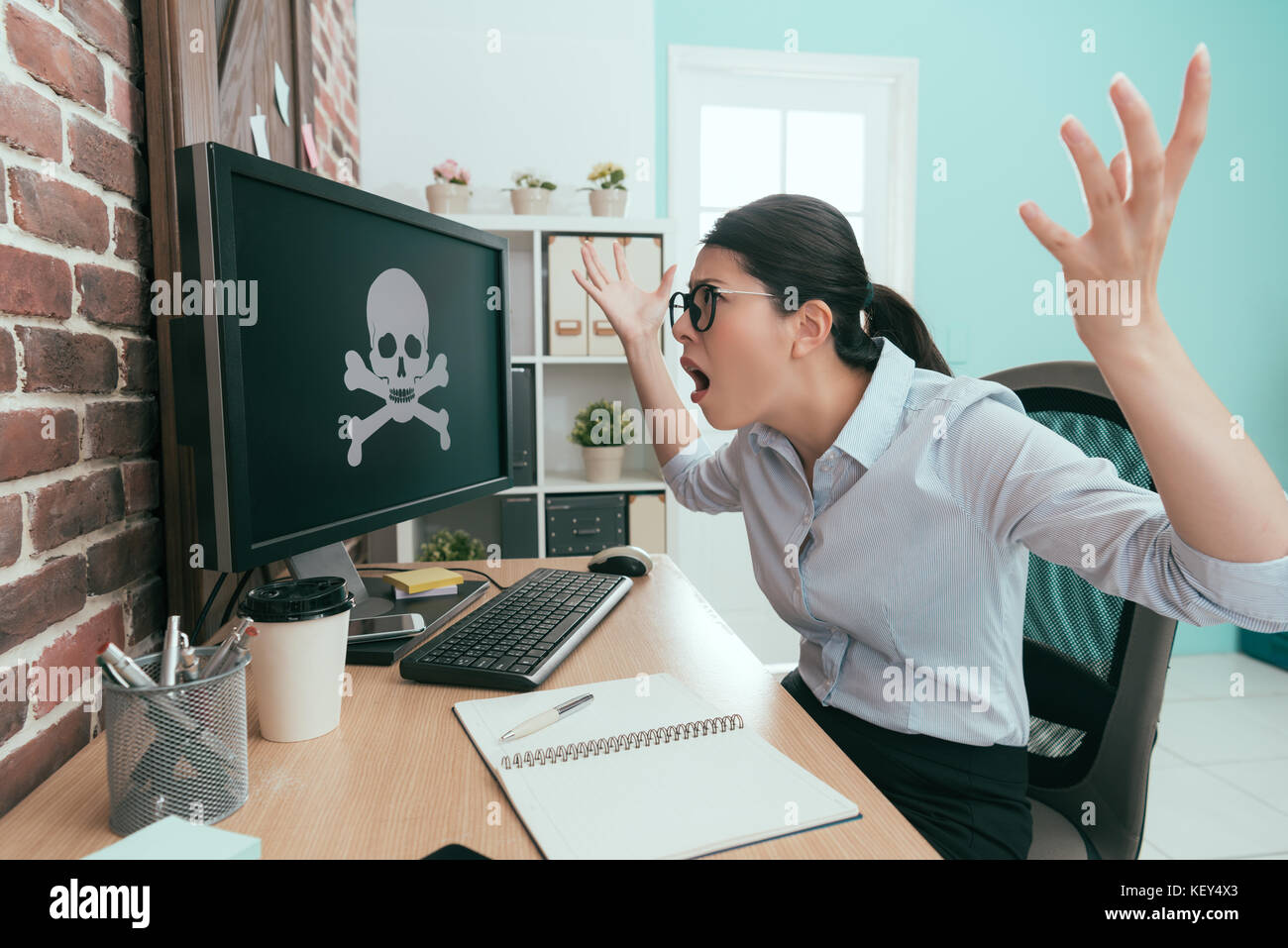 Thief computer woman hi-res stock photography and images - Alamy