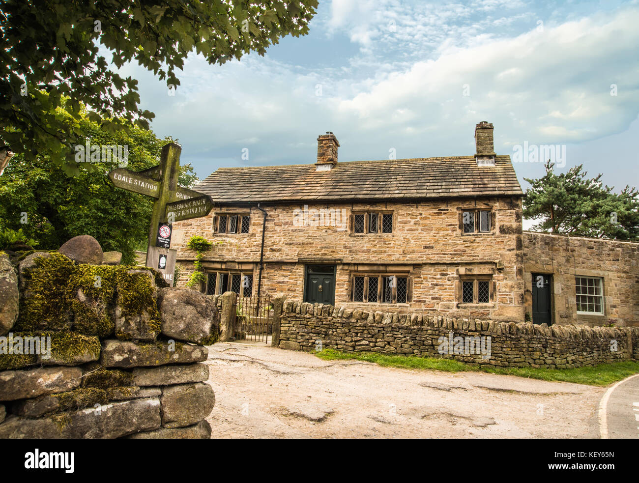 Vale of edale cottage hi-res stock photography and images - Alamy