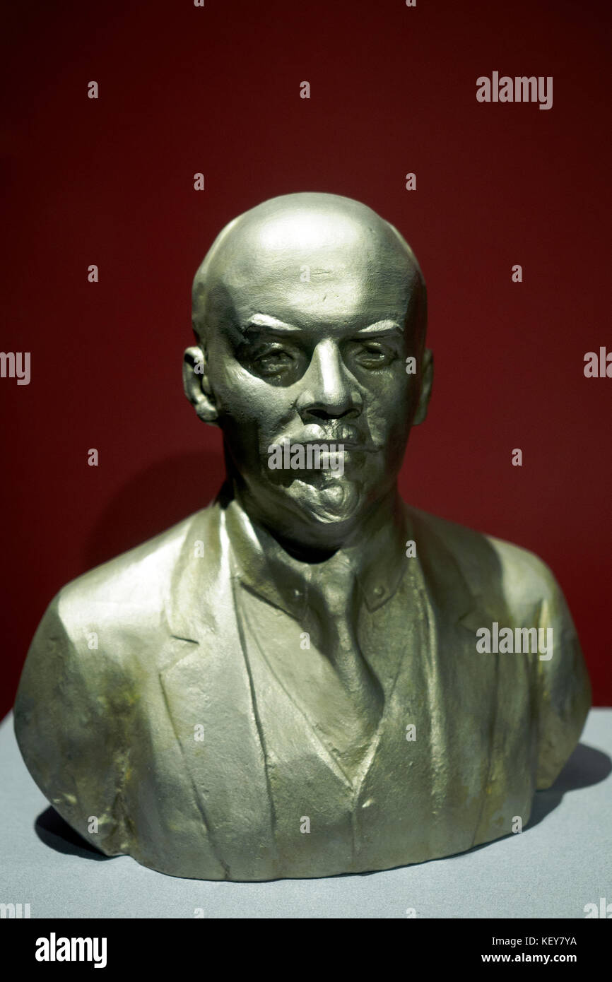 Bronze lenin hi-res stock photography and images - Alamy