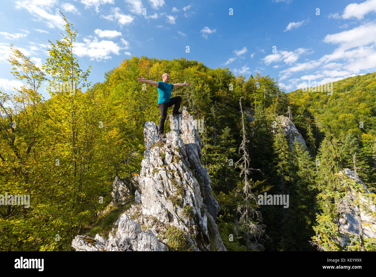 Happy man on the edge of a cliff, celebrating freedom Stock Photo - Alamy