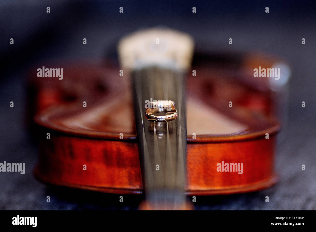 Wedding rings on the violin. wedding details Stock Photo - Alamy
