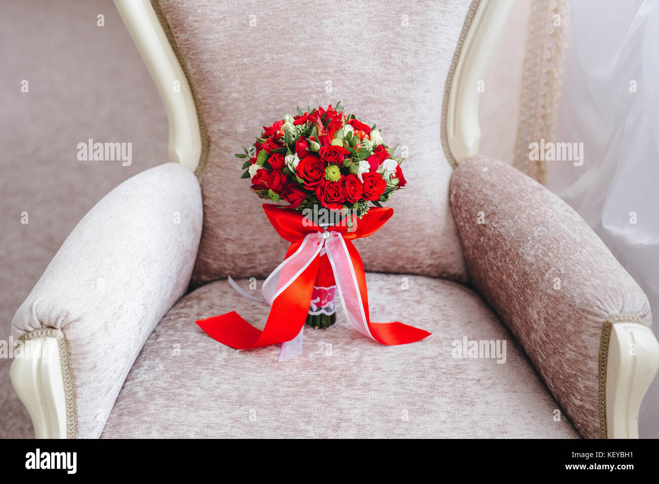 wedding bouquet with red flowers. morning bride Stock Photo - Alamy