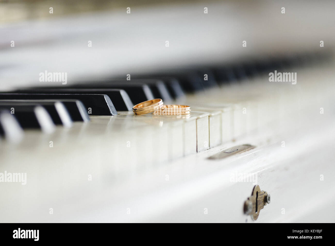 Wedding rings on the piano. Wedding details Stock Photo - Alamy