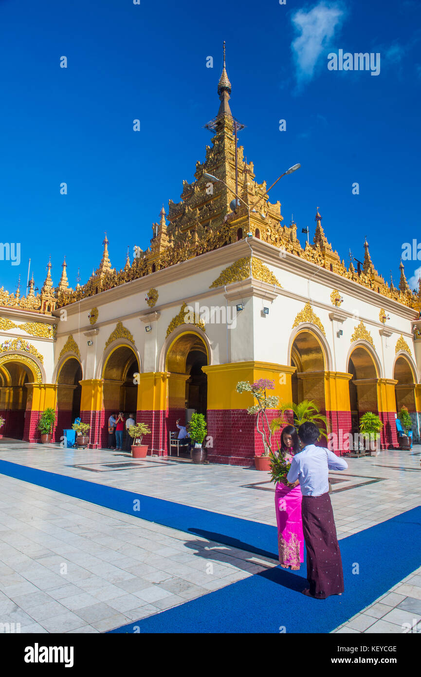 Mahamuni Pagoda in Mandalay, Myanmar Stock Photo - Alamy