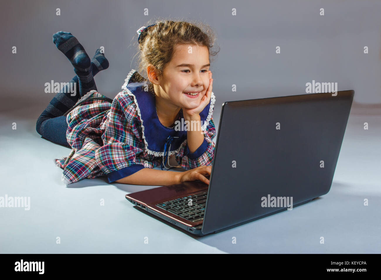 girl looking at a computer monitor and smiling Stock Photo - Alamy