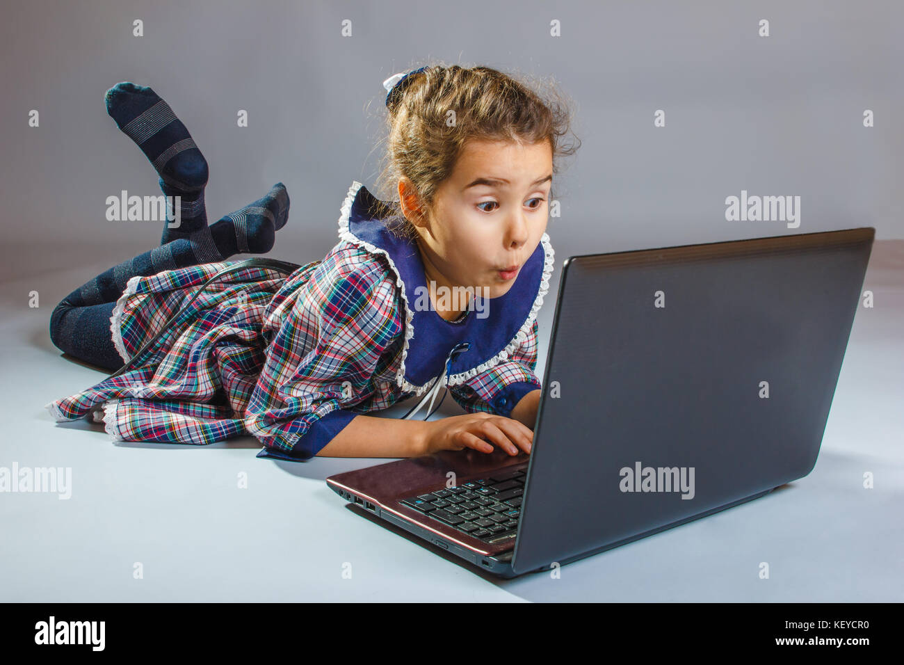 Girl looking computer screen hi-res stock photography and images - Alamy