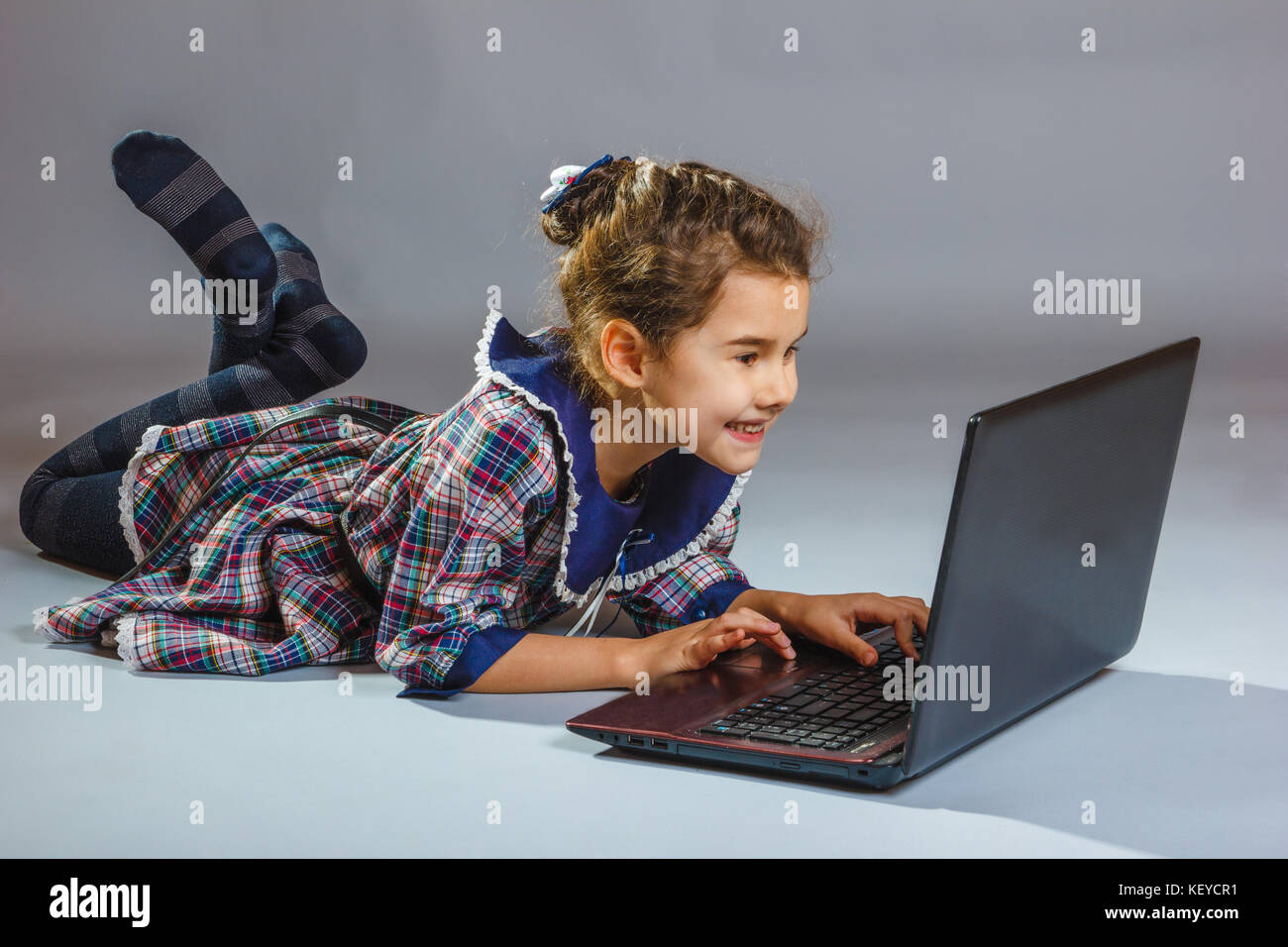 Girl smiling computer hi-res stock photography and images - Alamy