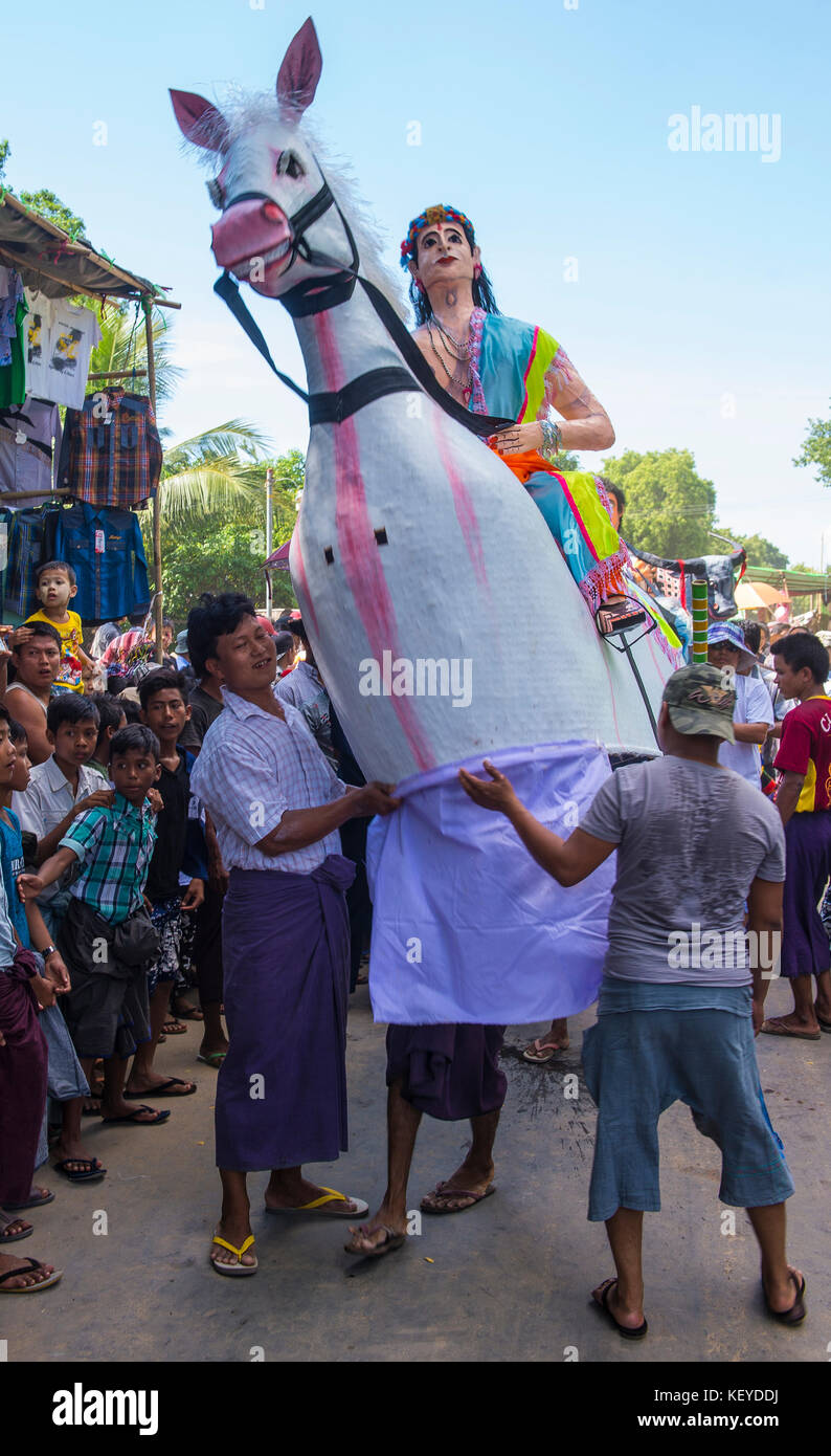 Burmese traditional costumes hi-res stock photography and images - Alamy