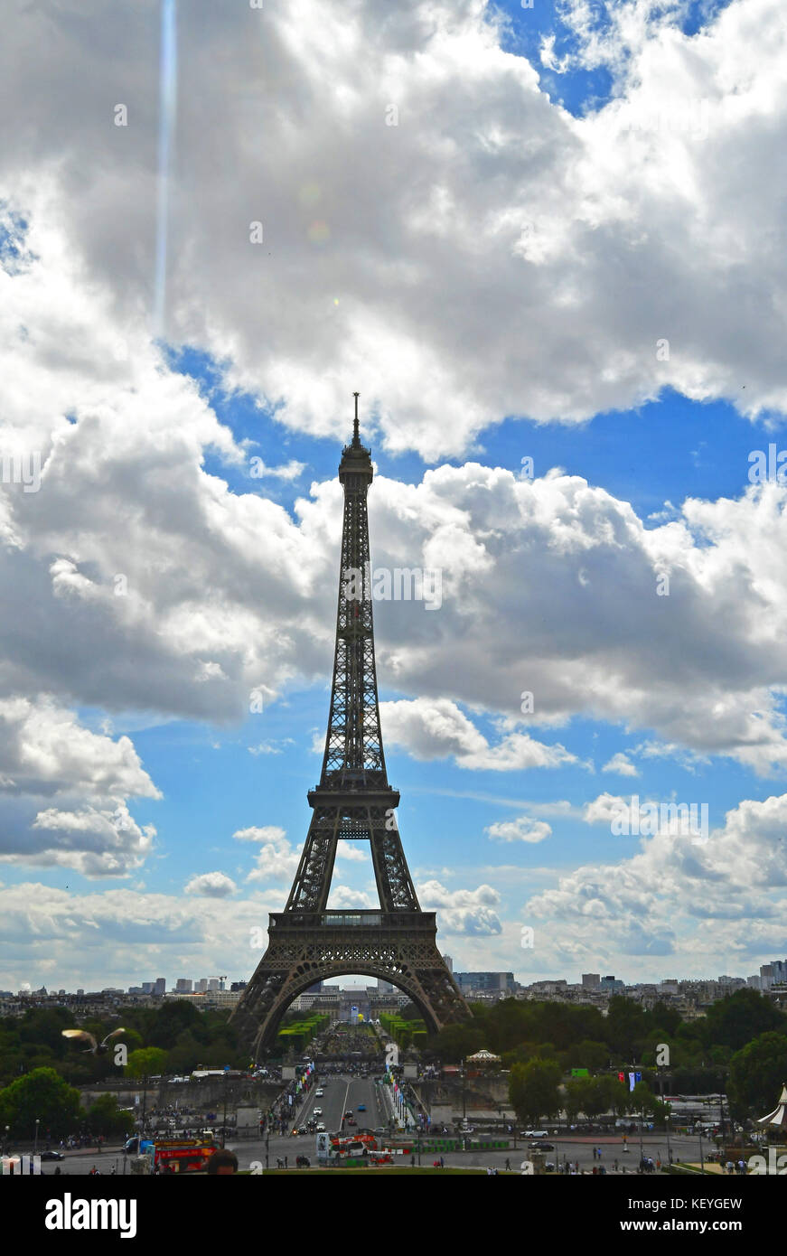 Pictures of Paris iconic landmarks, the Eiffel Tower, Champs-Élysées ...