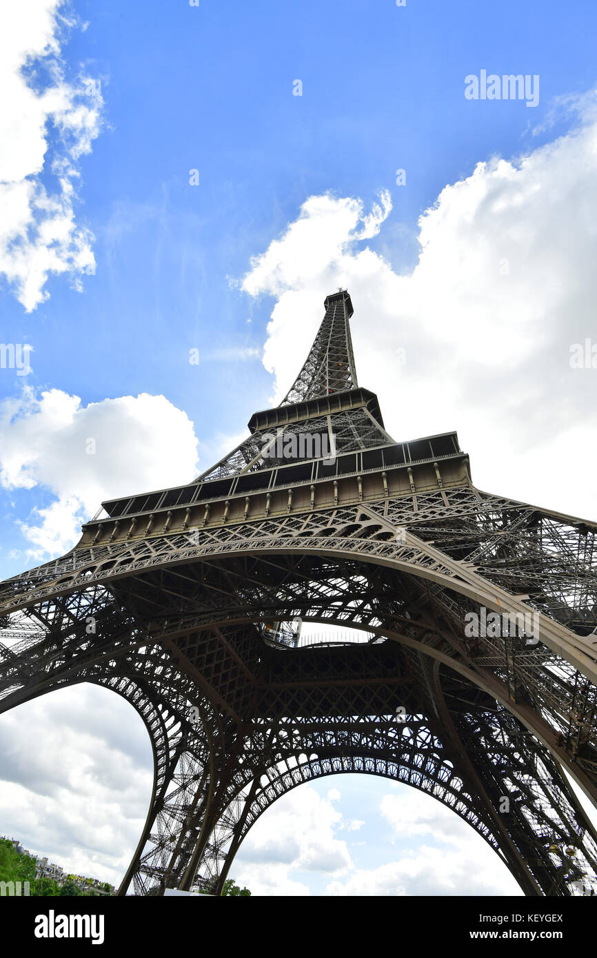 Pictures of Paris iconic landmarks, the Eiffel Tower, Champs-Élysées ...