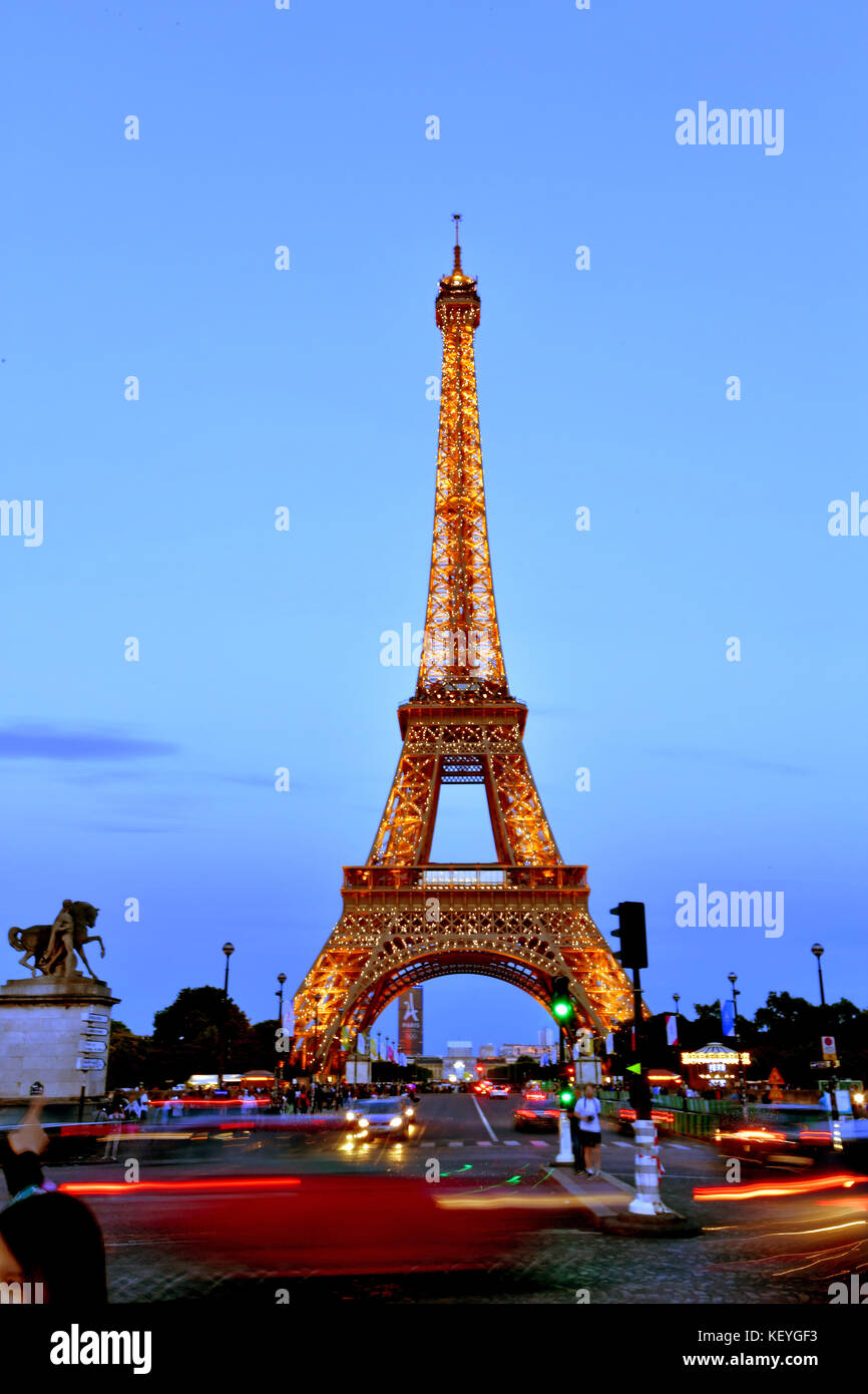 Pictures of Paris iconic landmarks, the Eiffel Tower, Champs-Élysées ...