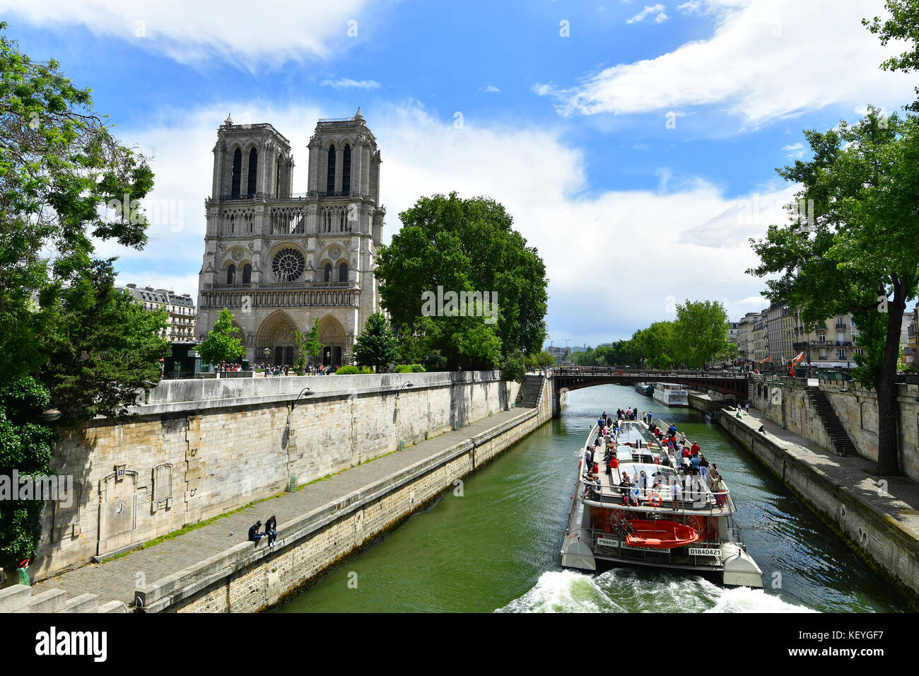 Pictures of Paris iconic landmarks, the Eiffel Tower, Champs-Élysées ...