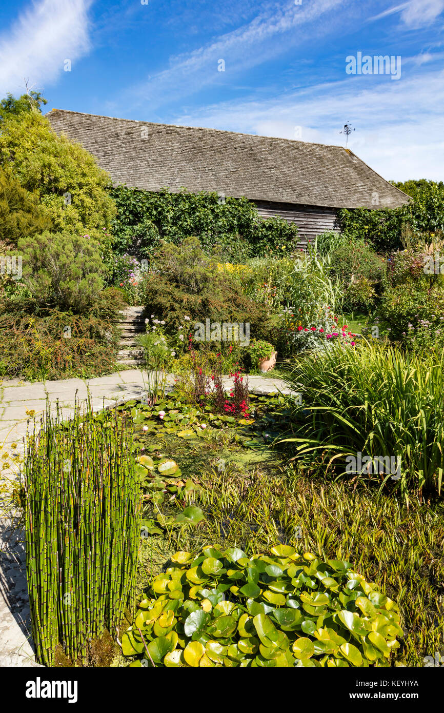 Sunken garden pond hi-res stock photography and images - Alamy