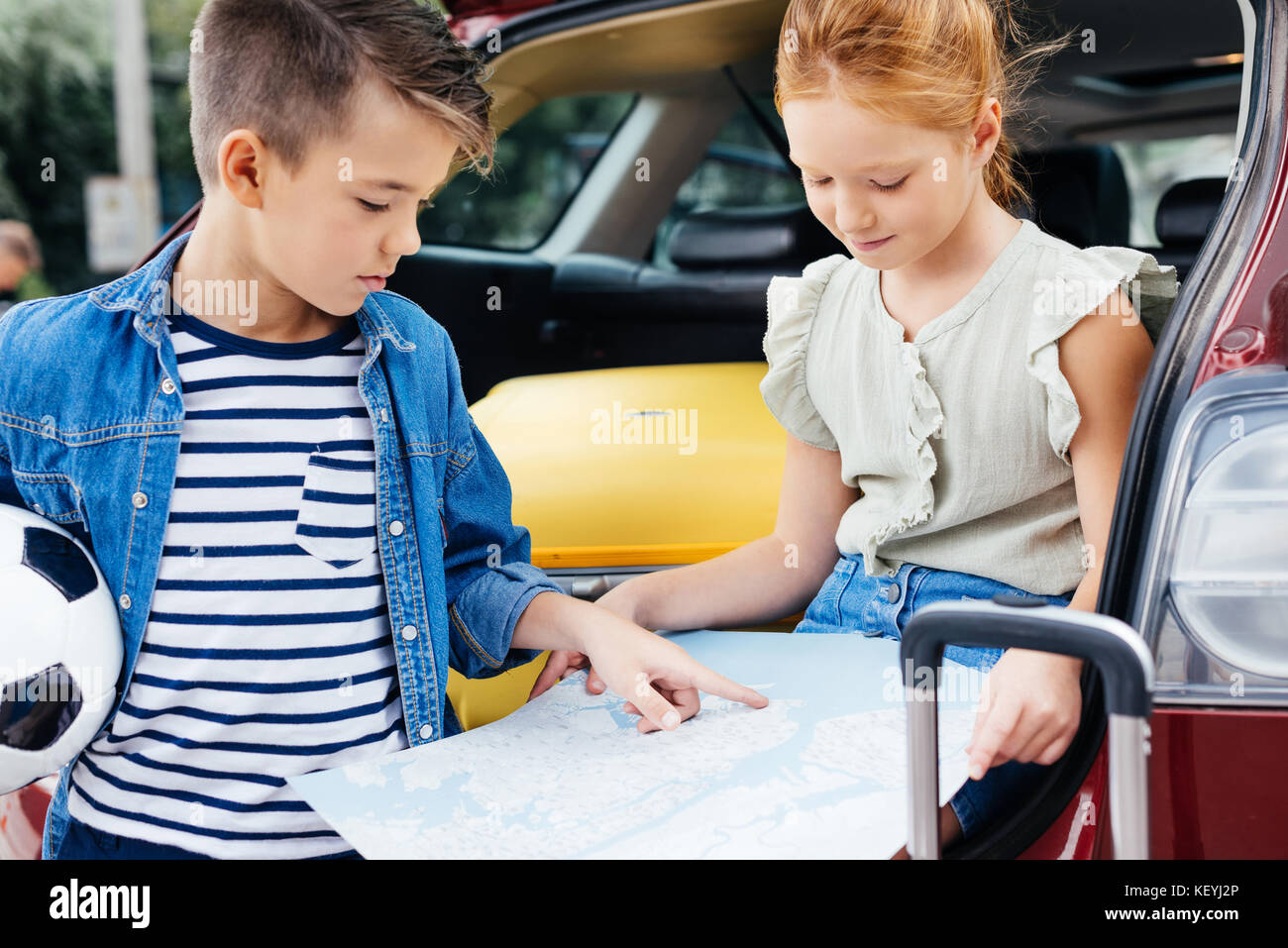 kids with map Stock Photo - Alamy