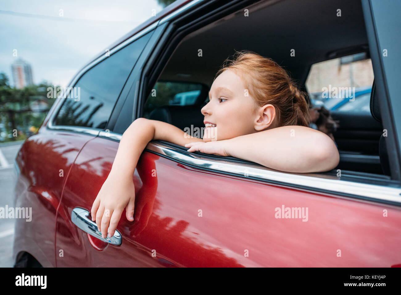 girl looking out car window Stock Photo - Alamy