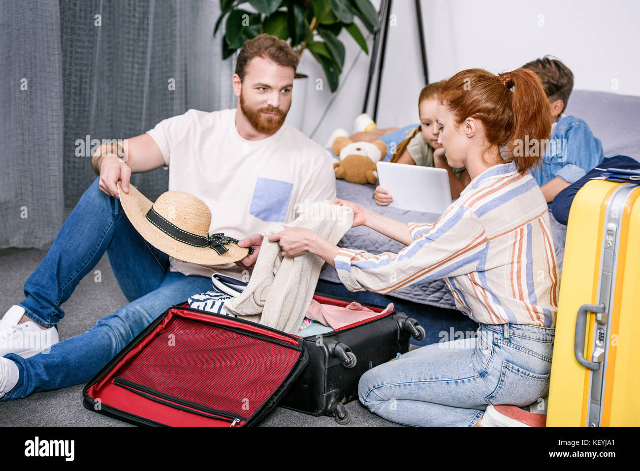 family packing luggage for trip Stock Photo - Alamy