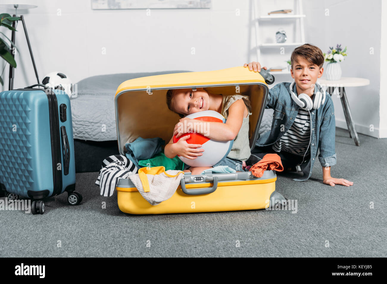 kids packing clothes for trip Stock Photo - Alamy