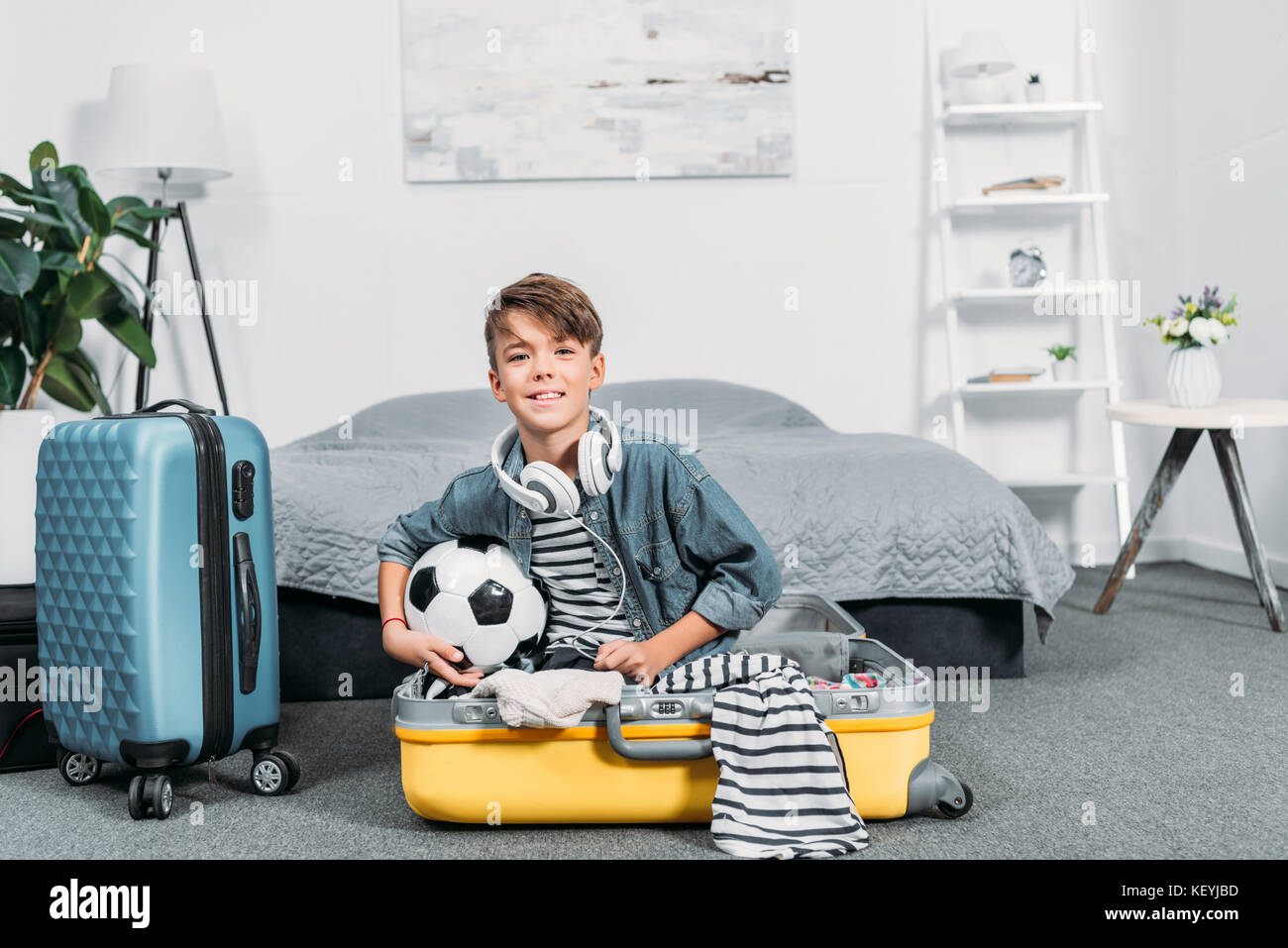 Boy packing suitcase hi-res stock photography and images - Alamy
