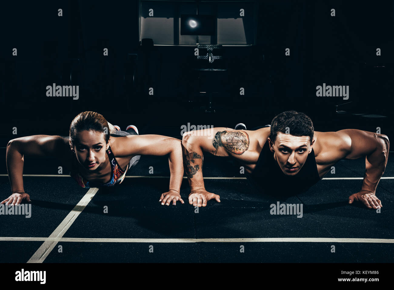 Fit couple doing push ups Stock Photo - Alamy