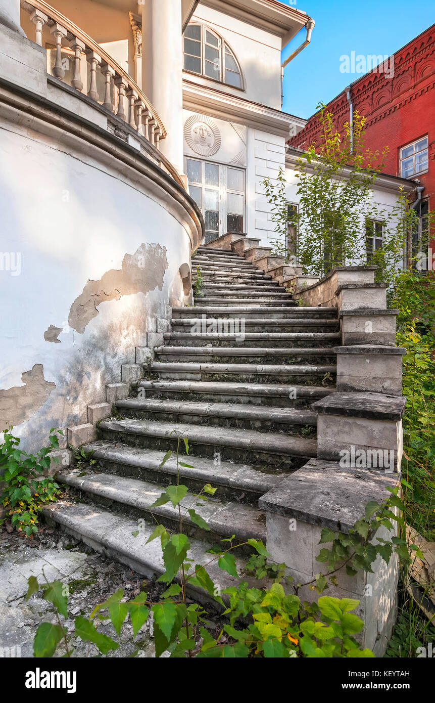 Old mansion stairs hi-res stock photography and images - Alamy