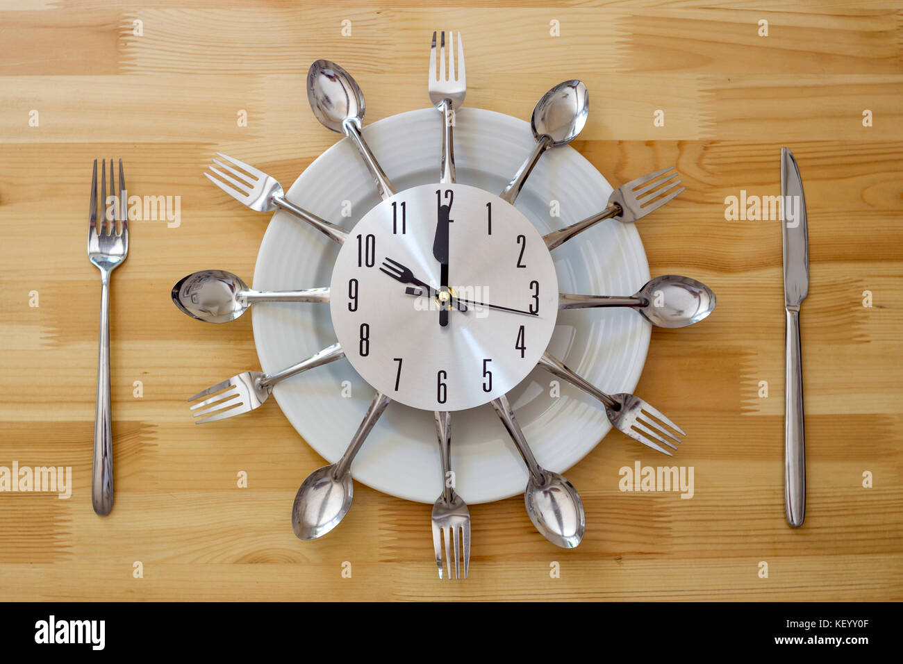 Dinner plate clock face on hi-res stock photography and images - Alamy