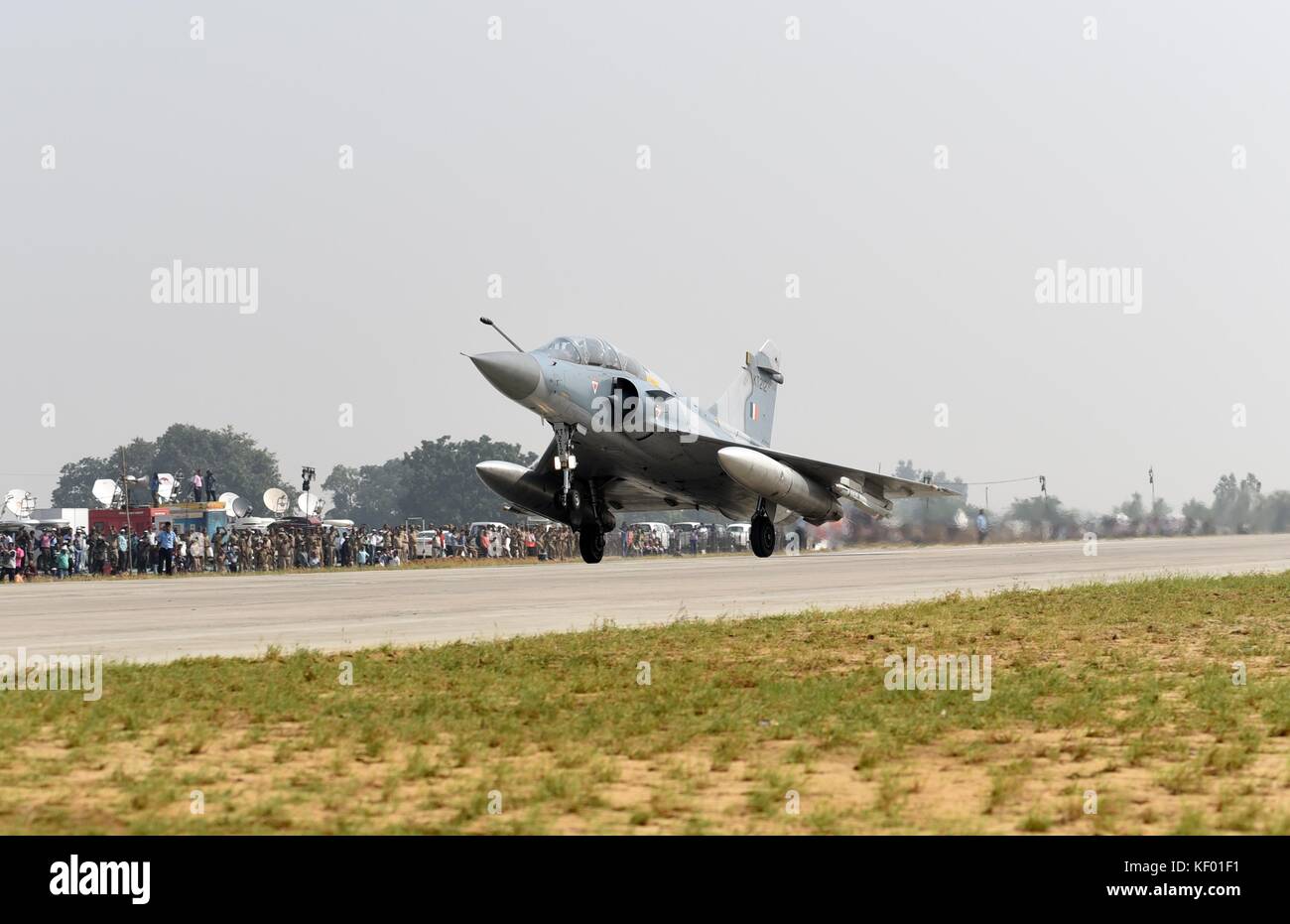 Unnao, India. 24th Oct, 2017. An Indian Air Force (IAF) Sukhoi Su-30 ...