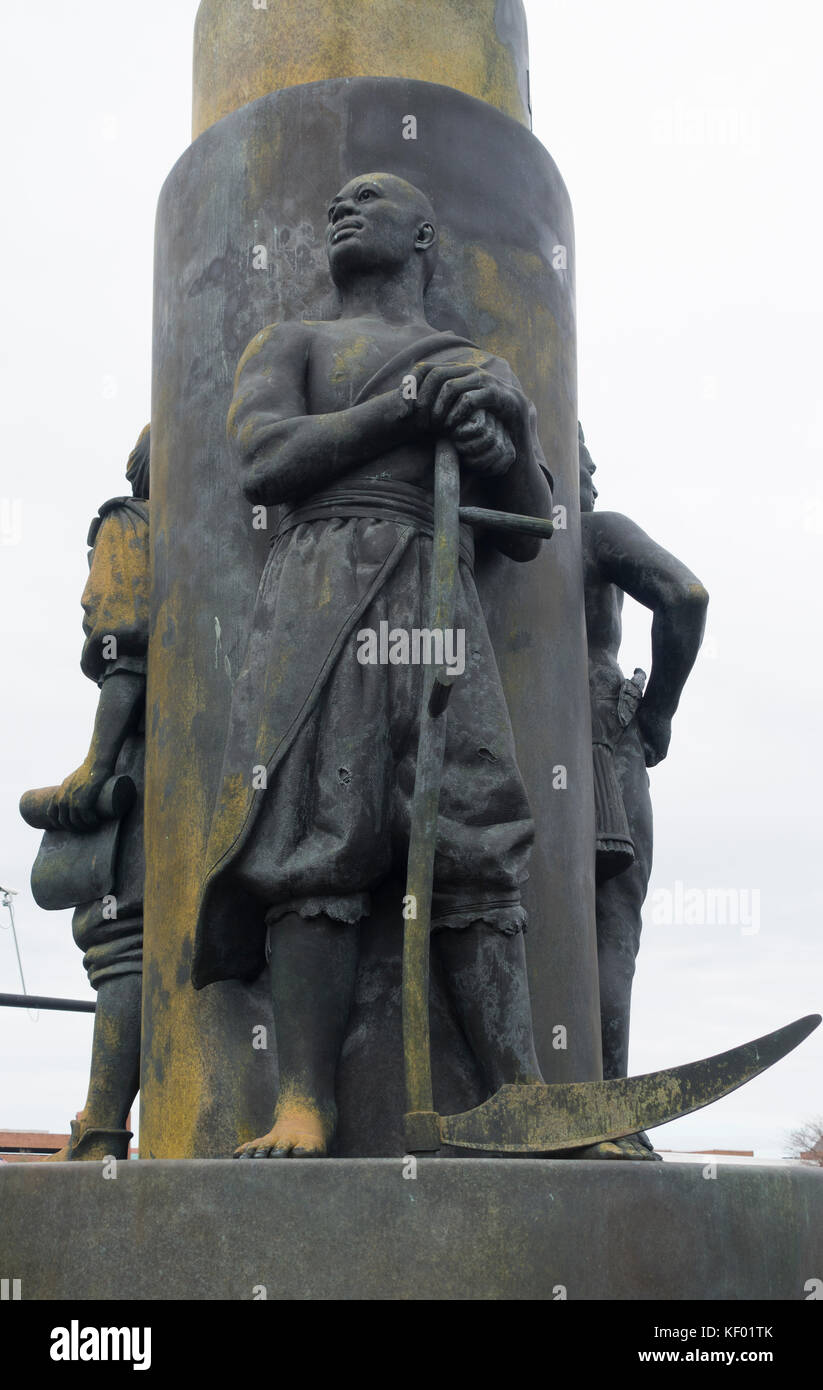 Settlers statue Hampton Virginia Stock Photo - Alamy