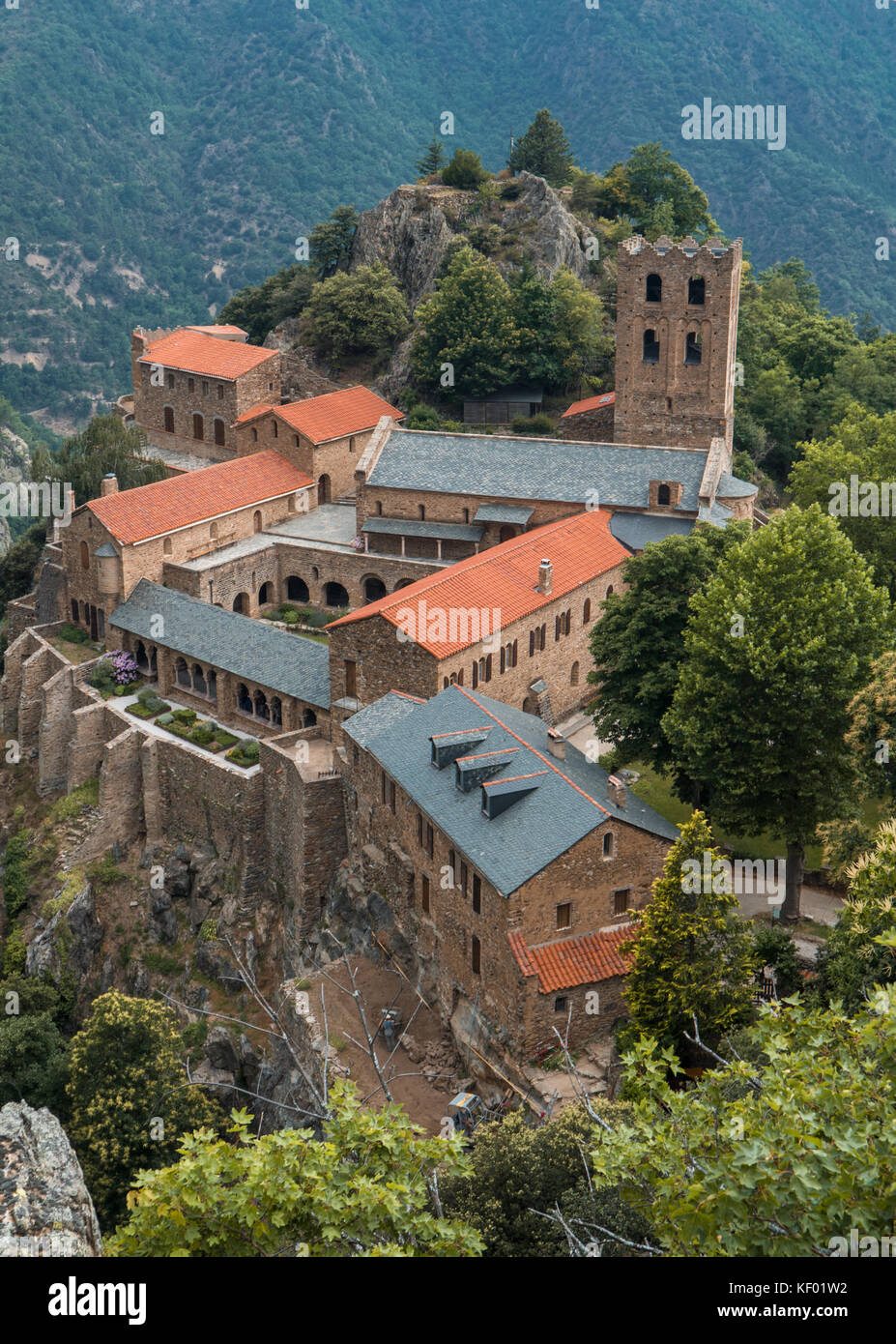 Romanesque french architecture hi-res stock photography and images - Alamy