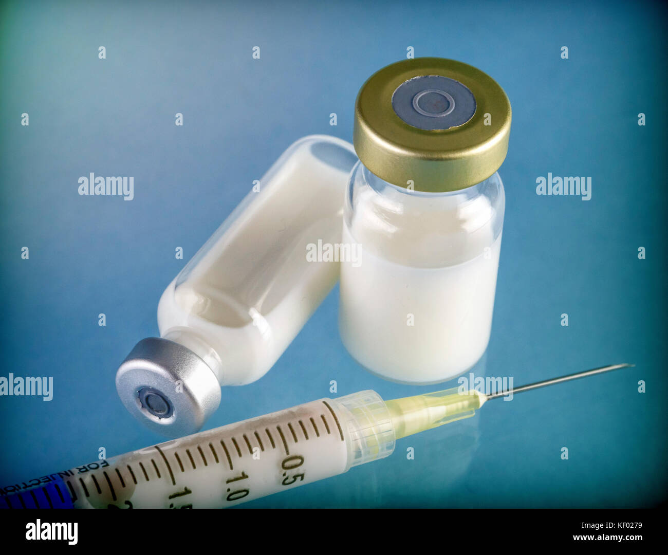 Medicine in vials, ready for vaccine injection Stock Photo - Alamy